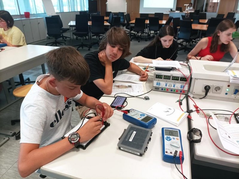 Basics der Digitaltechnik: Klasse 8e baut elektronische Schaltungen | Pelizaeus-Gymnasium Paderborn